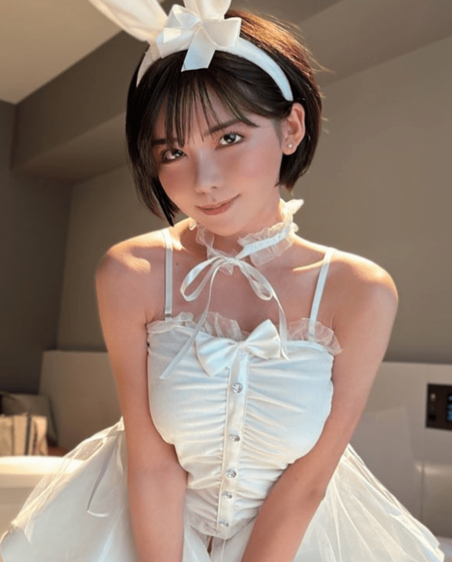 「アオハルしてー」深田えいみ、ミニ丈チェックスカートの“キュートすぎる夏の制服ショット”にファン悶絶「現役感があるのがすごいです」|ニュース