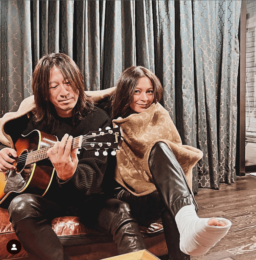 「瓜二つ」GLAY・TAKURO“まるで双子”な18歳長男とのツーショットに「全てがそっくり！」の声｜ニュース｜ピンズバNEWS