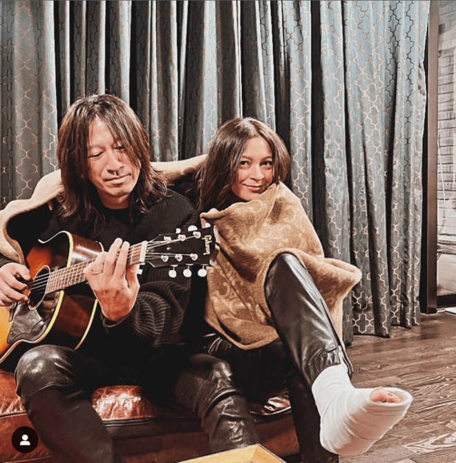 「瓜二つ」GLAY・TAKURO“まるで双子”な18歳長男とのツーショットに「全てがそっくり！」の声｜概要｜ニュース｜ピンズバNEWS