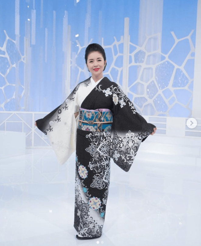 「長生きしそう」藤あや子62歳、ヨガウェア姿で逆立ちポーズ披露にファン驚き「ナイスバランス！すげぇ」｜概要｜ニュース｜ピンズバNEWS