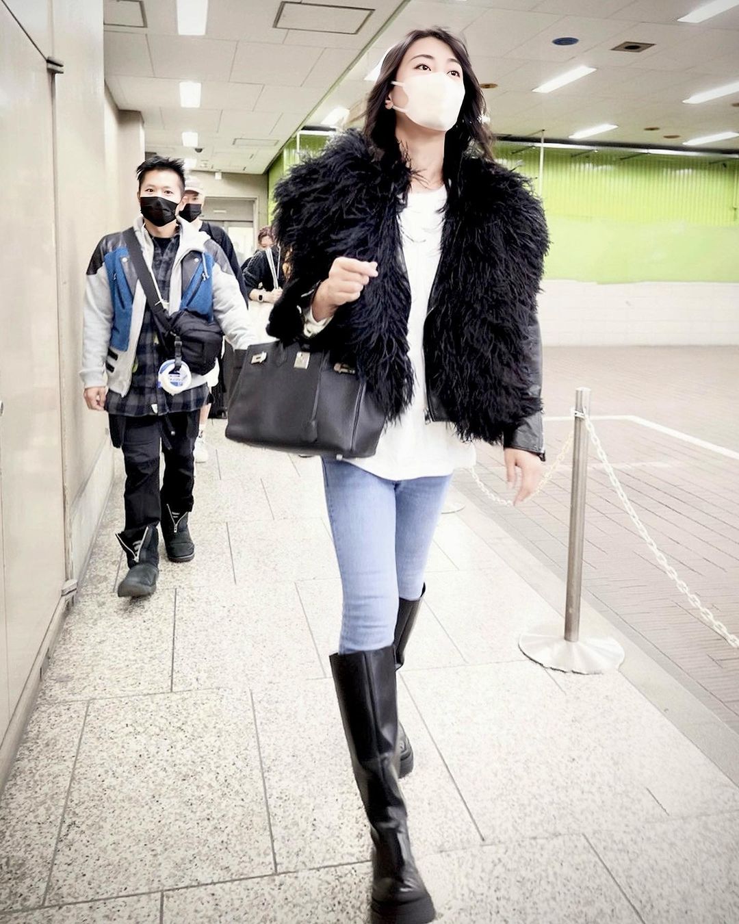 氷川きよし「活動休止5か月」ピッタリ服で愛犬散歩も…「すぐにでも飛びたい国」とは？「kiina」で過ごす“無期限休暇”の今｜ニュース｜ピンズバNEWS