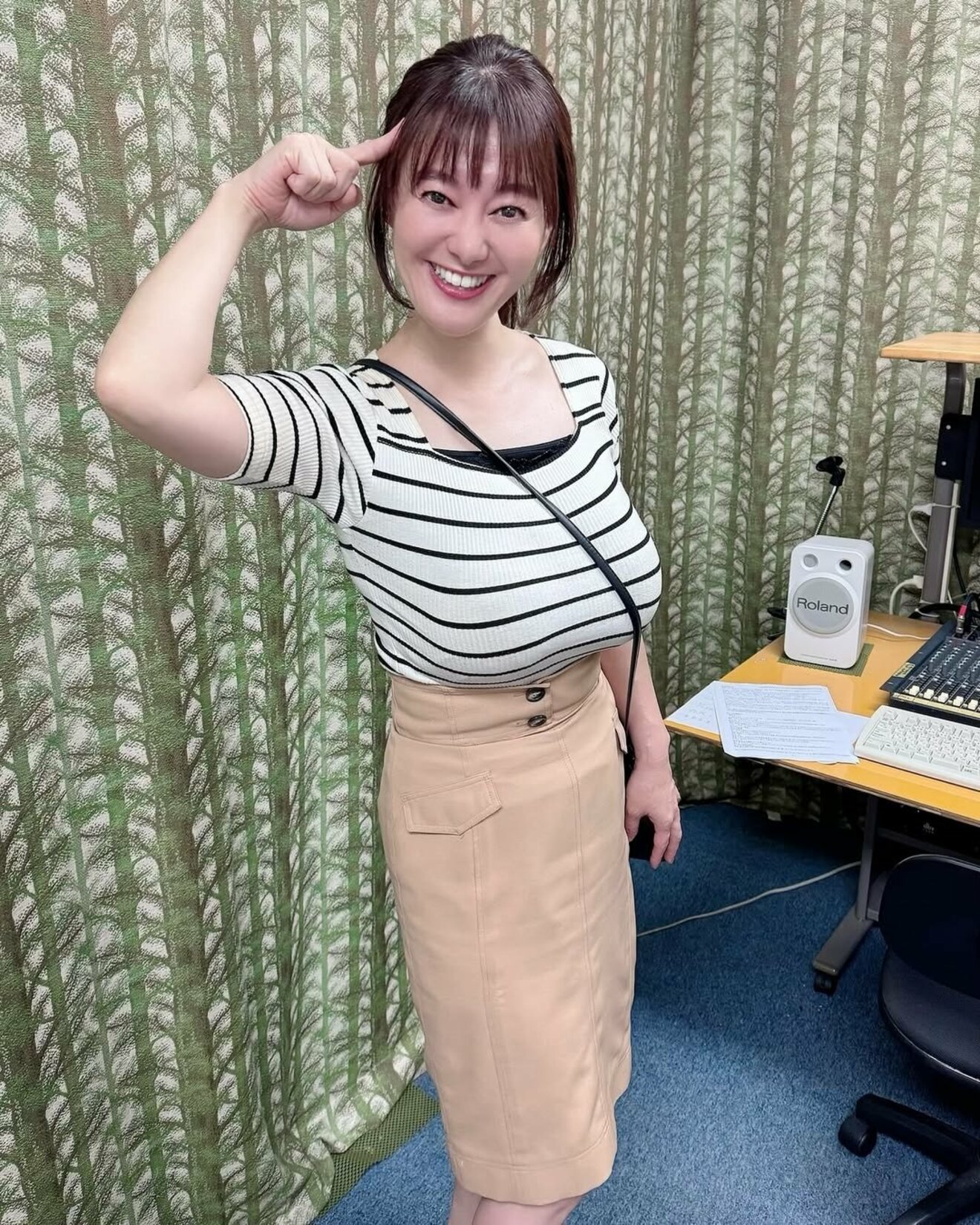 「NICEくびれ」“グラマラスすぎる”元NHKアナ、横アングルの“ヤンバルクイナなりきり姿”が沸騰｜ニュース｜ピンズバNEWS