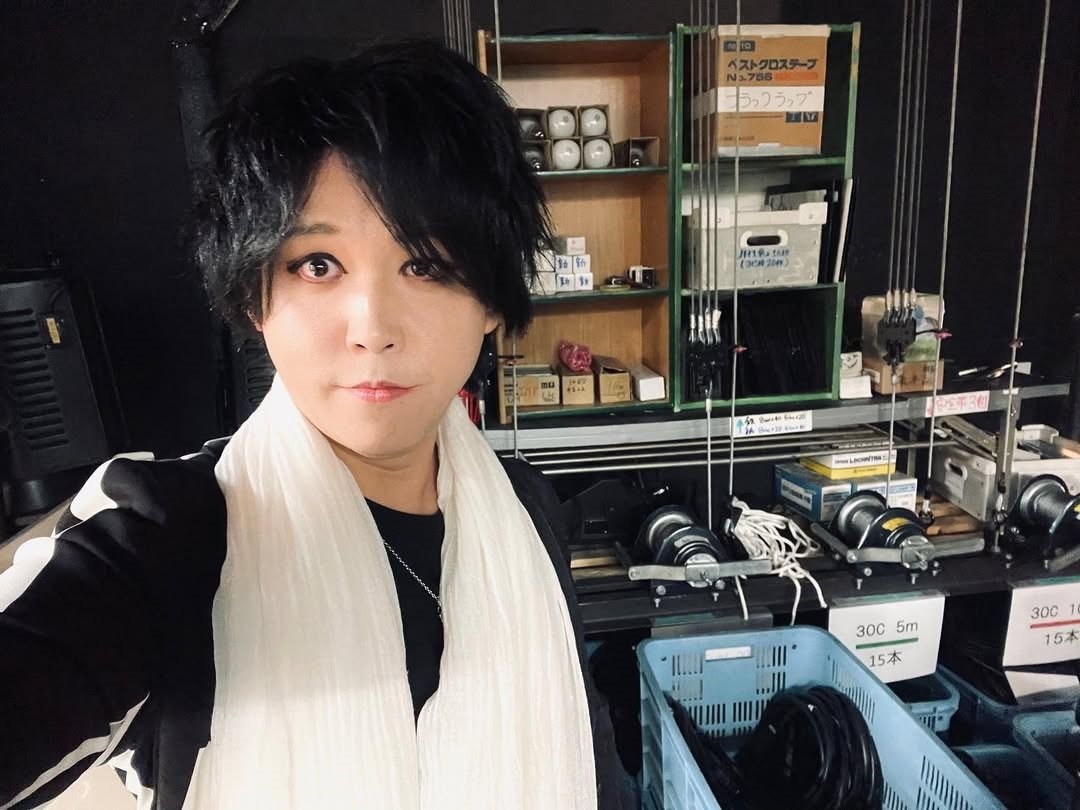 「一瞬ホンモノかと」人気芸人、“大森モドキ”メガネでピースする大森元貴モノマネに「どんどん似てきてない？」｜ニュース｜ピンズバNEWS