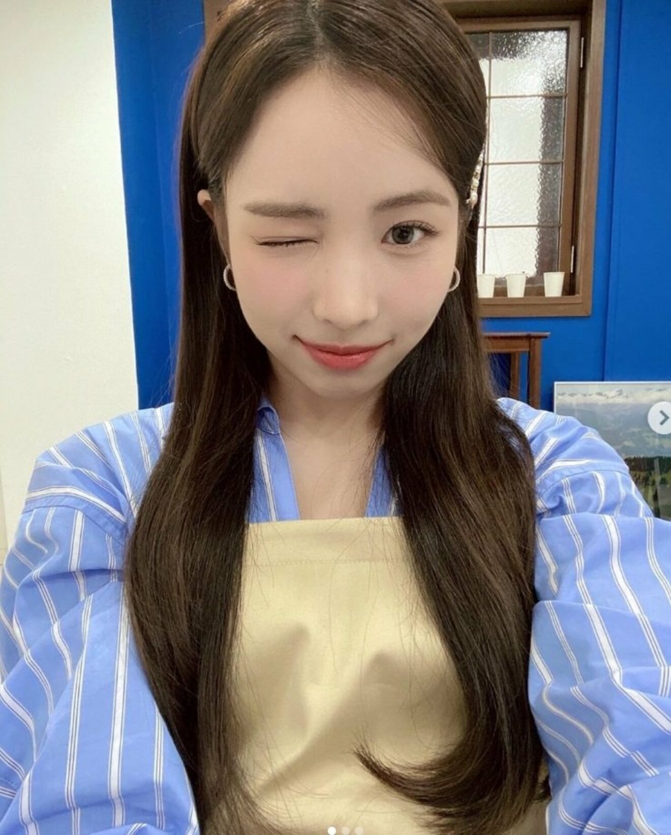 「さすがにこれはきれいすぎ」NiziU・MAYA、白T1枚のエモさたっぷりヘソ出しショットがまるでモデル！｜ニュース｜ピンズバNEWS