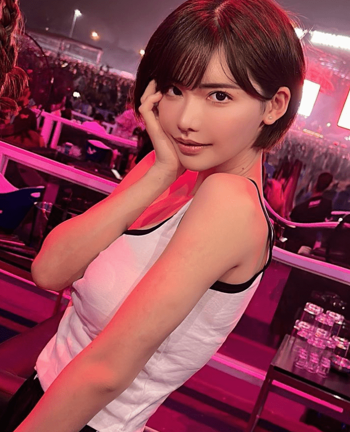 「スタイルの凄さが際立ちます」ベトナムで一番有名な日本人・深田えいみ、初のアオザイショット公開!ベトナムファンへのファンサ動画も|概要