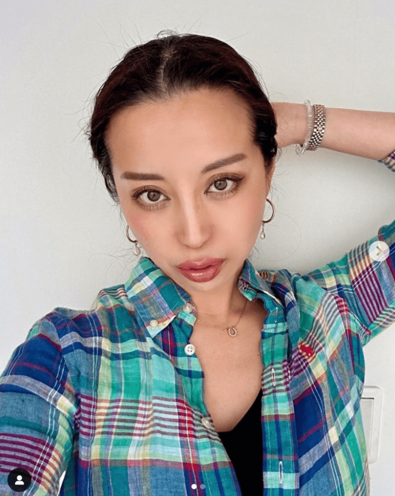 窪塚洋介の妻PINKY、40歳のタイトドレス姿がまるでセレブ！仲むつまじい家族3ショットも｜ニュース｜ピンズバNEWS